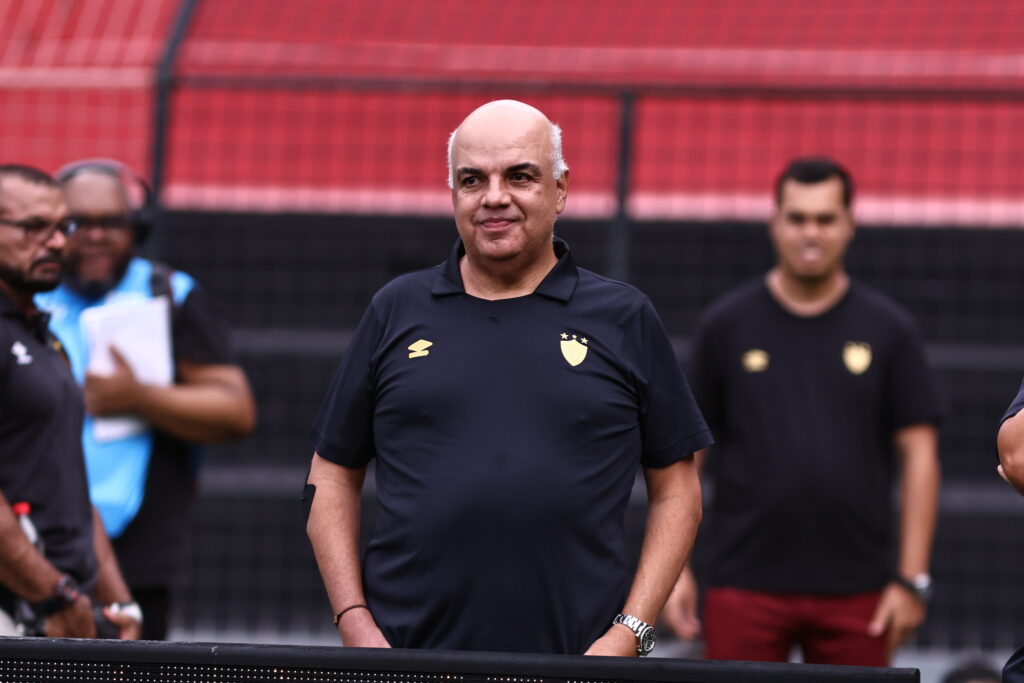 Alessandro Rodrigues pega a caneta e assina novo contrato com Sport